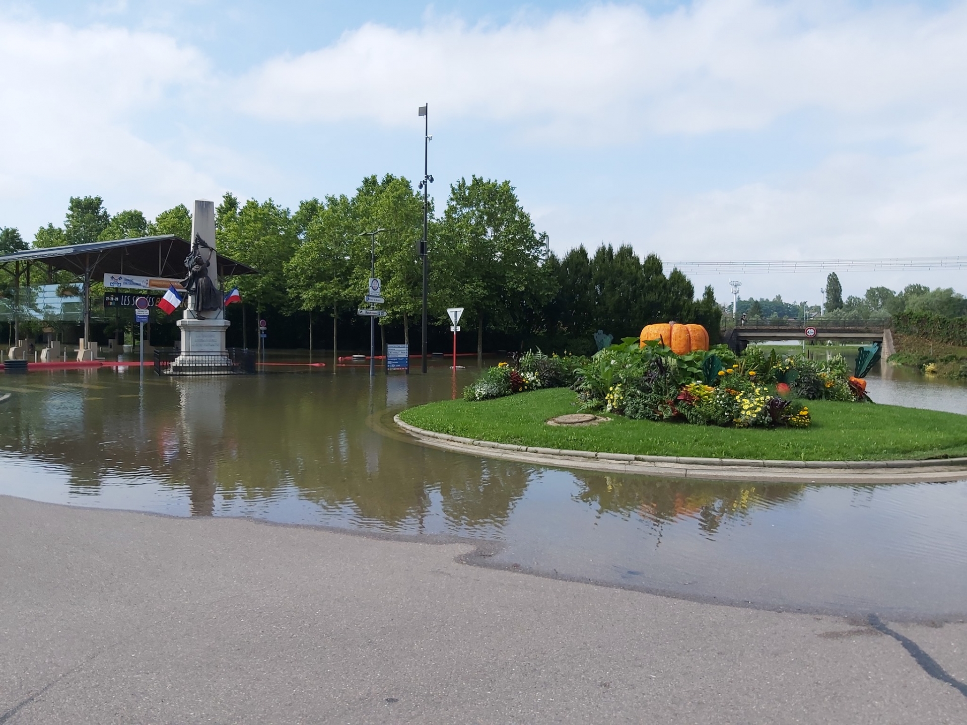La ville de Louhans demande aux habitants de rester chez eux suite aux ...