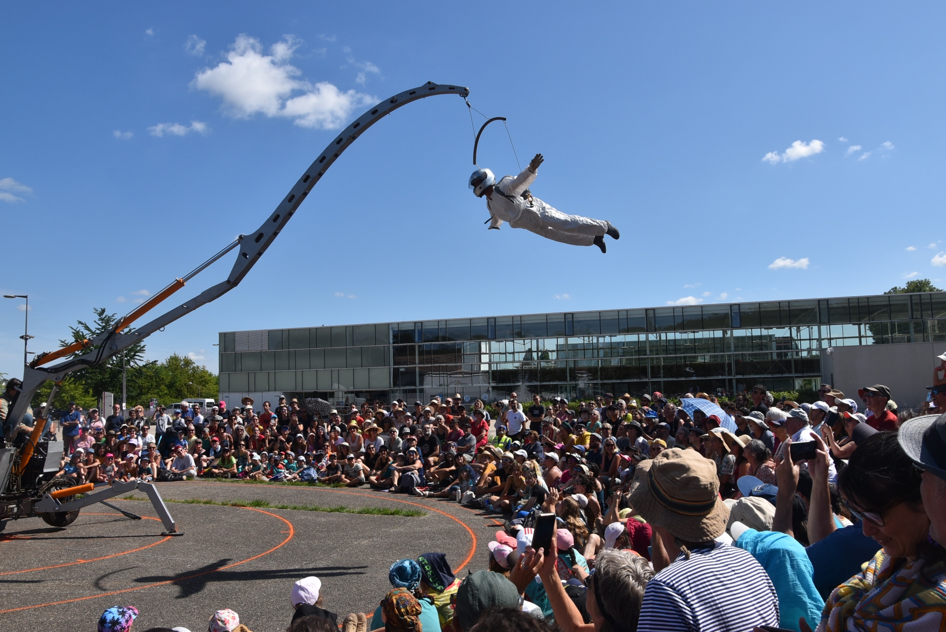 Chalon dans la Rue : Focus sur le spectacle ‘Gagarine Is Not Dead’ ou ...