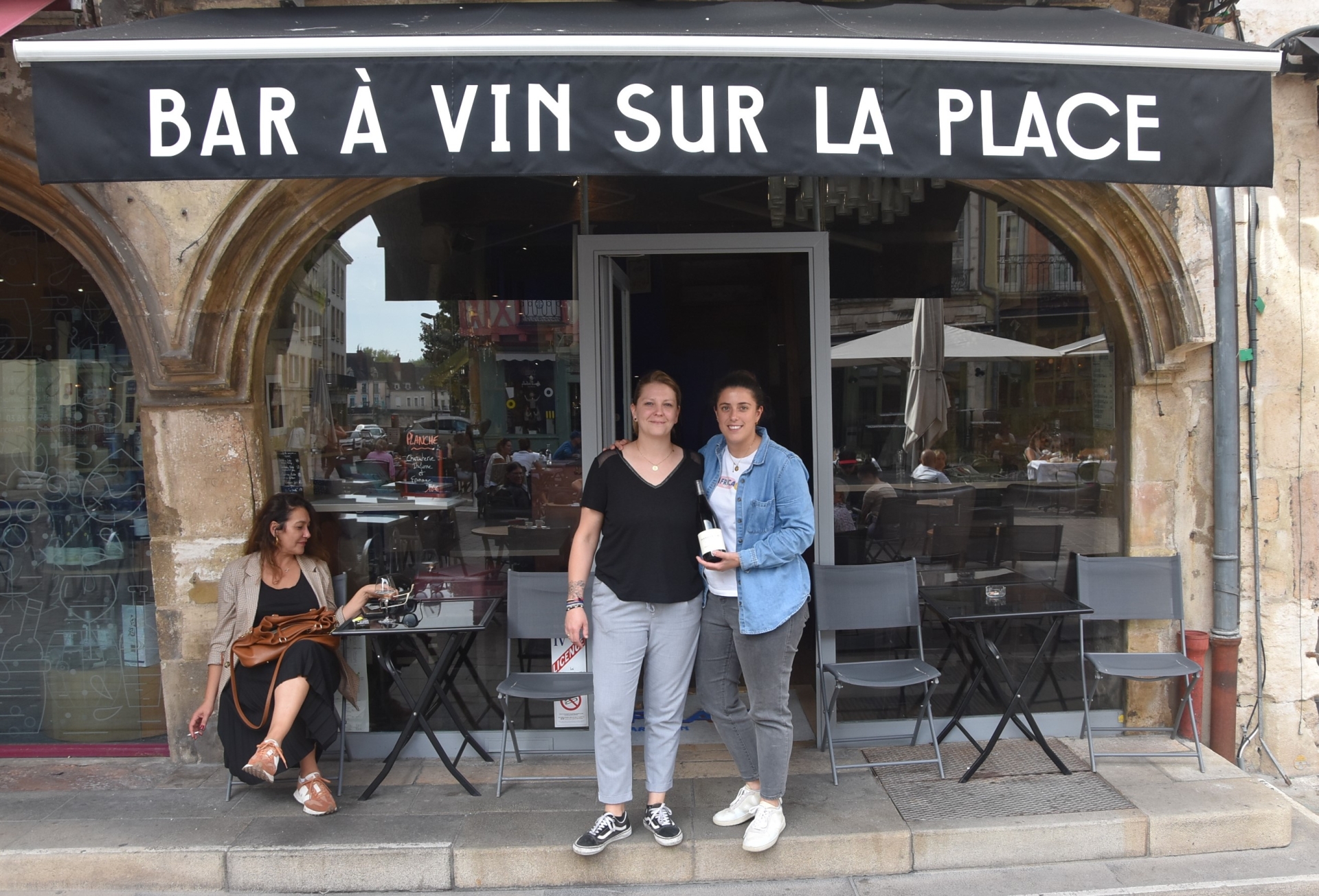 Bar à vins ‘Sur la Place’, venez déguster des planches de qualité et ...