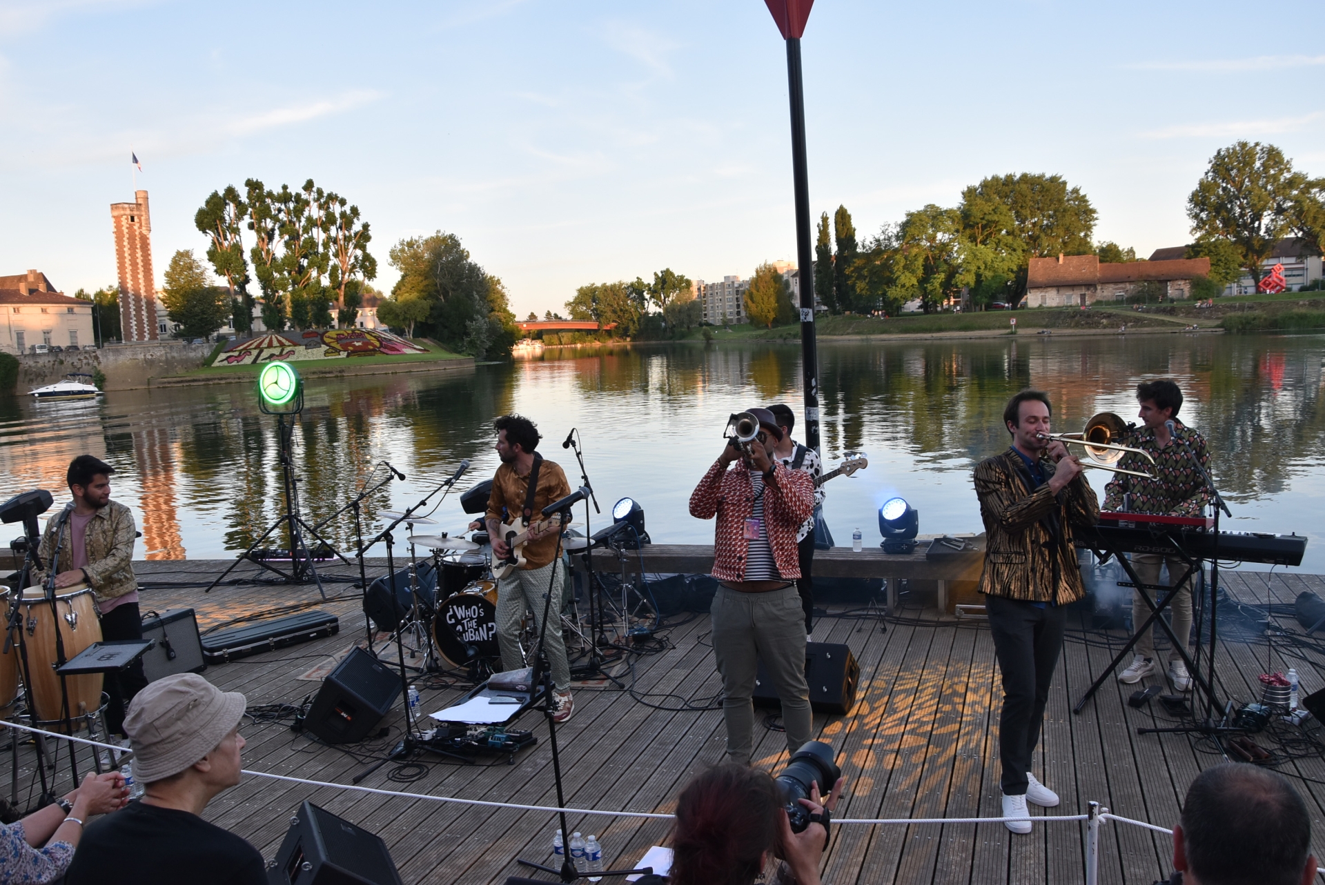 Avec le groupe ‘Who’s The Cuban’ en concert au Port Villiers, le public ...