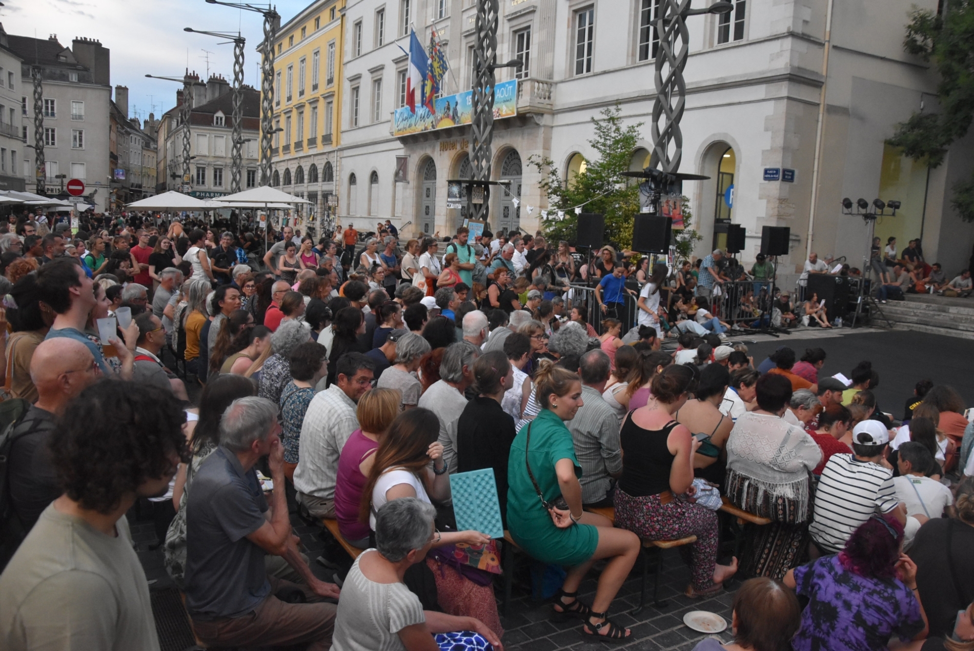 Chalon dans la Rue, Modern Table Darkness Poomba, des danses et ...