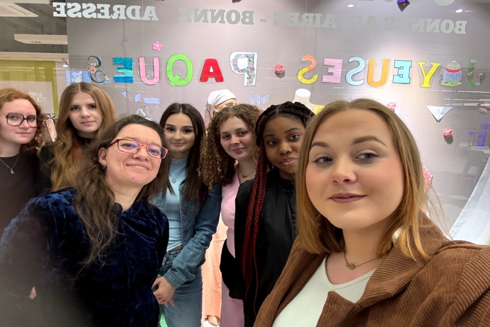 Des lycéens d'Émiland Gauthey décorent la vitrine de deux boutiques ...